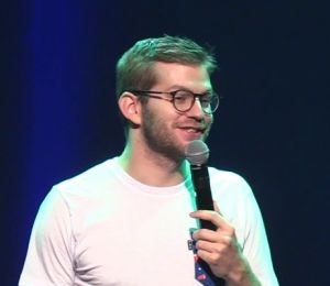 Le sketch cinglant de Thomas Wiesel sur la banque UBS à un spectacle ...