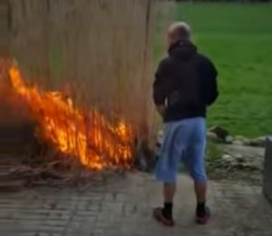 Un homme brûle tranquillement son jardin par accident - Vidéo