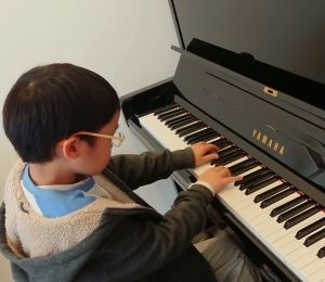 Jonah Ho, un enfant de 7ans, joue au piano la Sonate au clair de lune ...