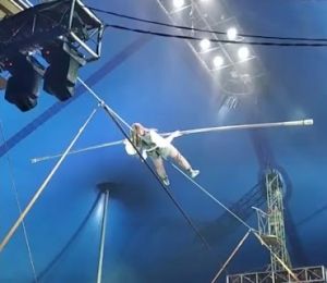 Un funambule fait une violente chute dans un cirque (Russie) - Vidéo