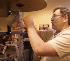 Alan Kahn montre comment frapper rapidement sur une poire de vitesse ...