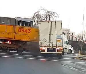 Un train percute un camion sur un passage à niveau (États-Unis) - Vidéo