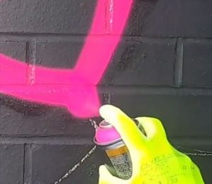 Un graffeur réalise une Panthère rose néon - Vidéo