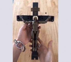 Un robot transformer Jésus Mecha Christ - Vidéo