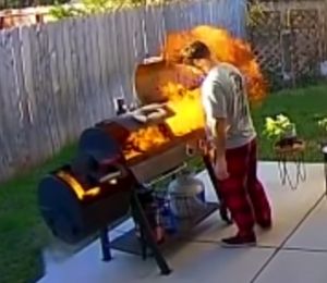 Un barbecue au gaz explose au visage d'un homme - Vidéo