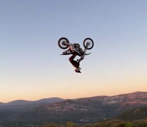 Le pilote de motocross Axell Hodges réalise un backflip to wheelie - Vidéo