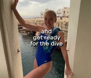 La plongeuse canadienne Molly Carlson plonge depuis le balcon de son hôtel - Vidéo