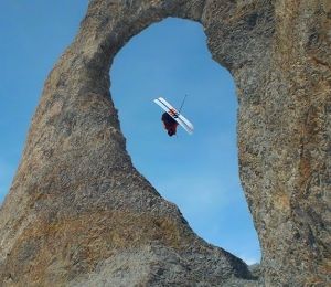 Candide Thovex saute à ski à travers l'Aiguille percée - Vidéo